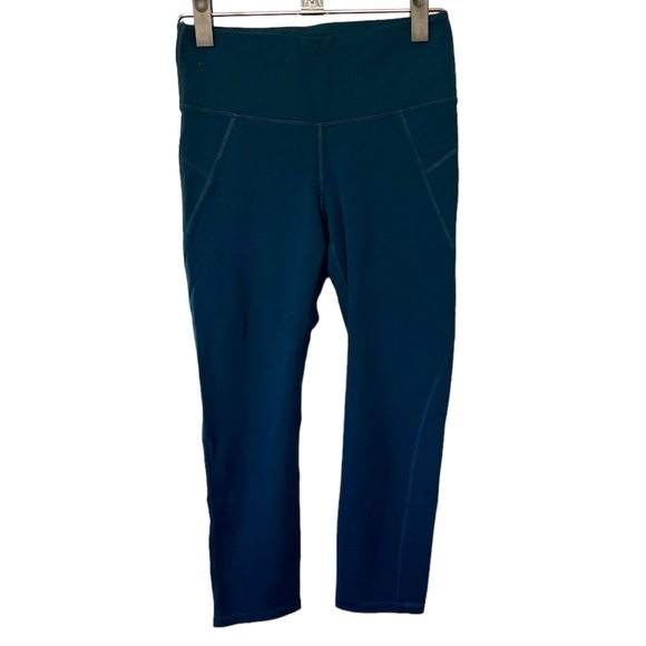 Athleta | Pants & Jumpsuits | Athleta Stealth Performance Cropped Capri Leggings | Poshmark